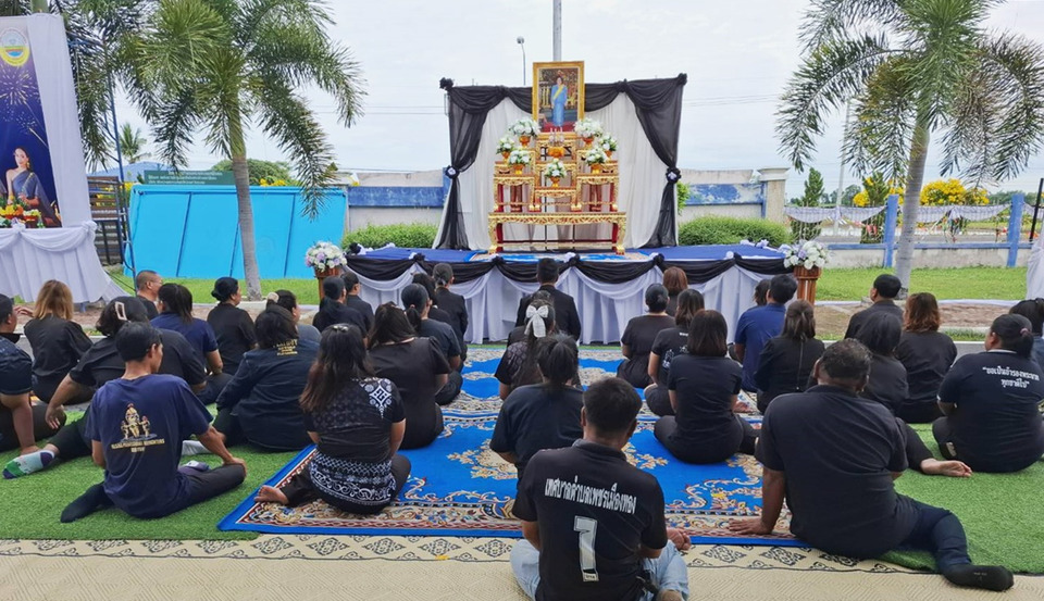 นายกเทศมนตรีเพชรเมืองทอง นำคณะร่วมแสดงความอาลัย เบื้องหน้าพระฉายาลักษณ์ ...