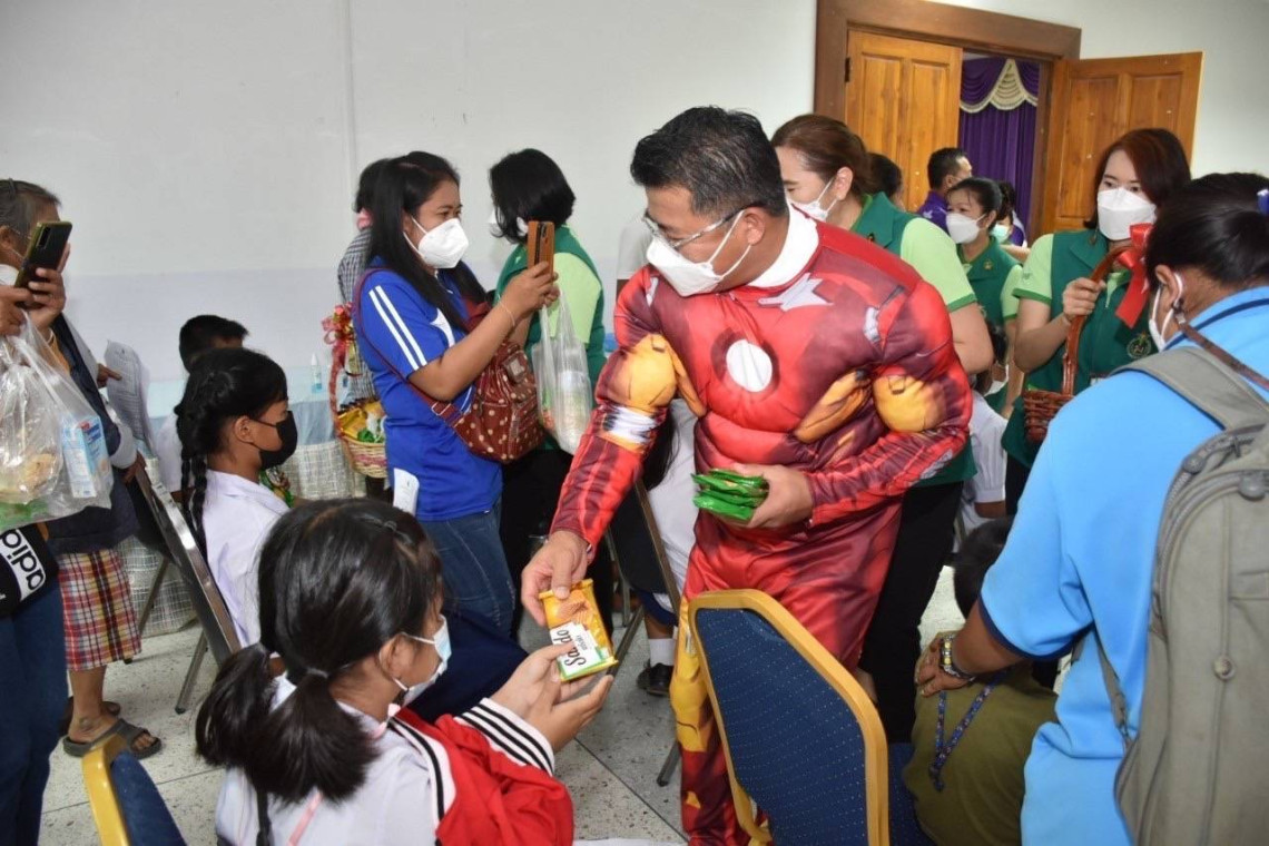 หมอเหิม ทุ่มสุดตัวนำทีมแพทย์-พยาบาลแต่งซูเปอร์ฮีโร่ปลอบใจเด็กรับฉีด ...