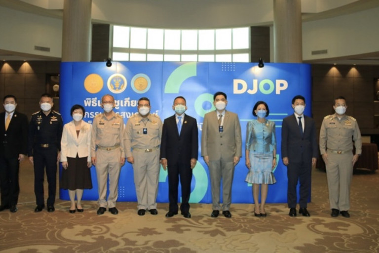 ประธานกรรมการสงเคราะห์ฯศรีสะเกษ นำทีมรับโล่ ประกาศเกียรติคุณกรรมการ