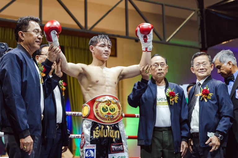 "เผด็จศึก" ป้องกันแชมป์ IBF สำเร็จ!! "ศึกกำปั้นสะท้านโลก" ฉลอง 90 ปี มหาวิทยาลัยแม่โจ้ - สยามรัฐ