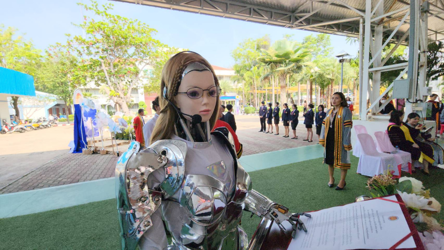 ฮือฮา! เทคนิคระยองล้ำใช้หุ่นยนต์ AI Robot ขานชื่อ นศ. รับใบ ...