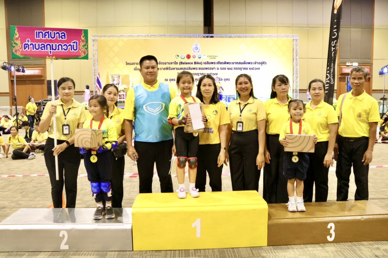 อบจ.อุดรธานีร่วมพิธีเปิดโครงการจัดการแข่งขันจักรยานขาไถเฉลิมพระเกียรติ ...