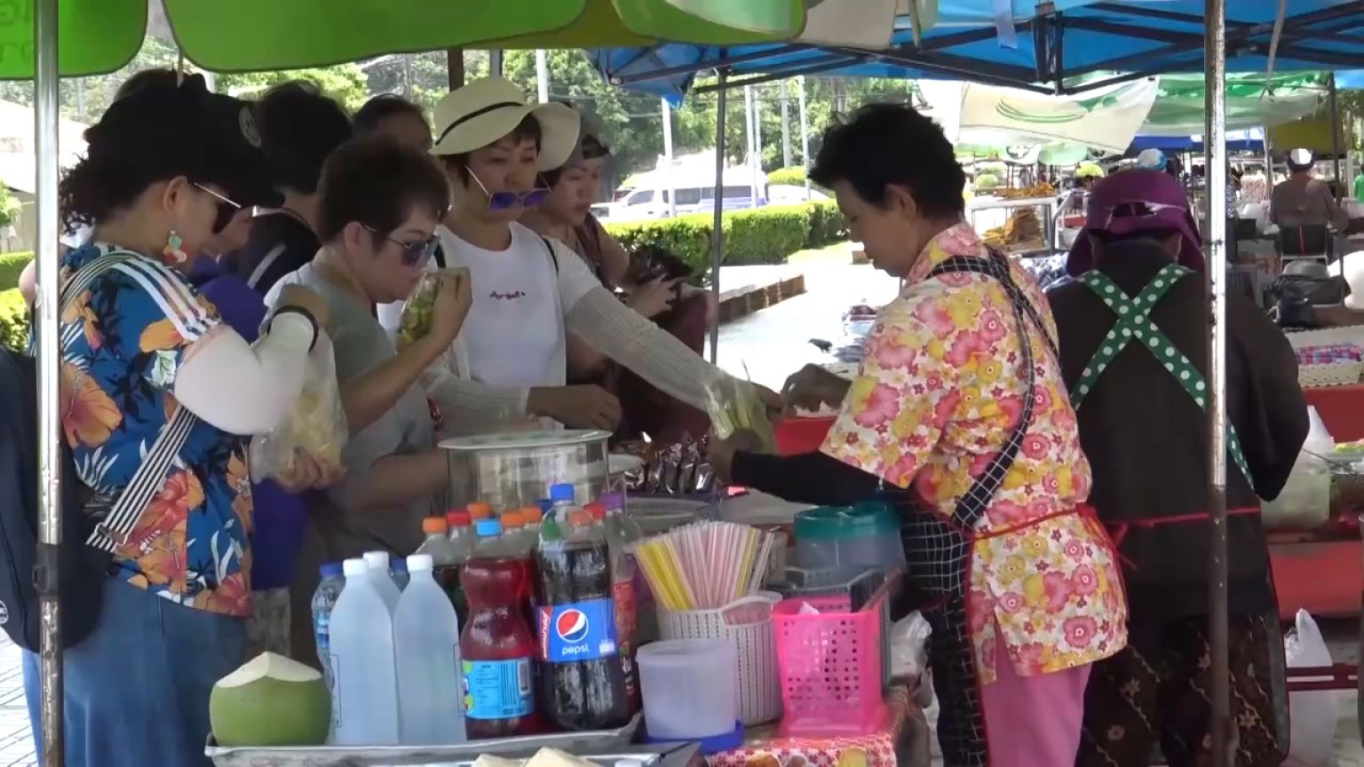 ท่องเที่ยวชายหาดสมิหลาคึกคักเจอแสงแดดอีกครั้งหลังฟ้าหลัวมาตลอดสัปดาห์ ...