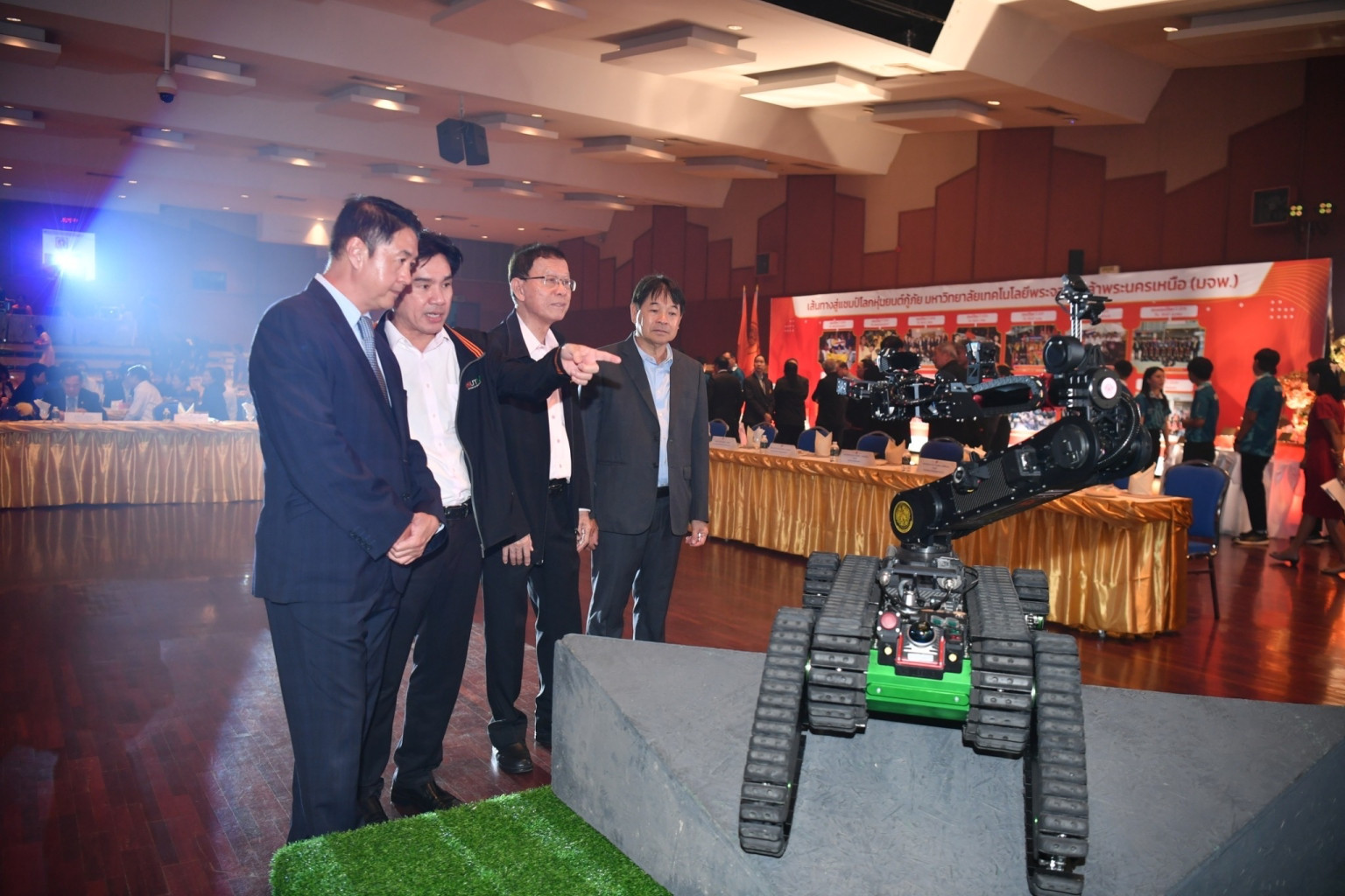 มจพ.จัดงานยิ่งใหญ่ร่วมยินดี ทีมหุ่นยนต์กู้ภัย iRAP Robot คว้าแชมป์โลก ...