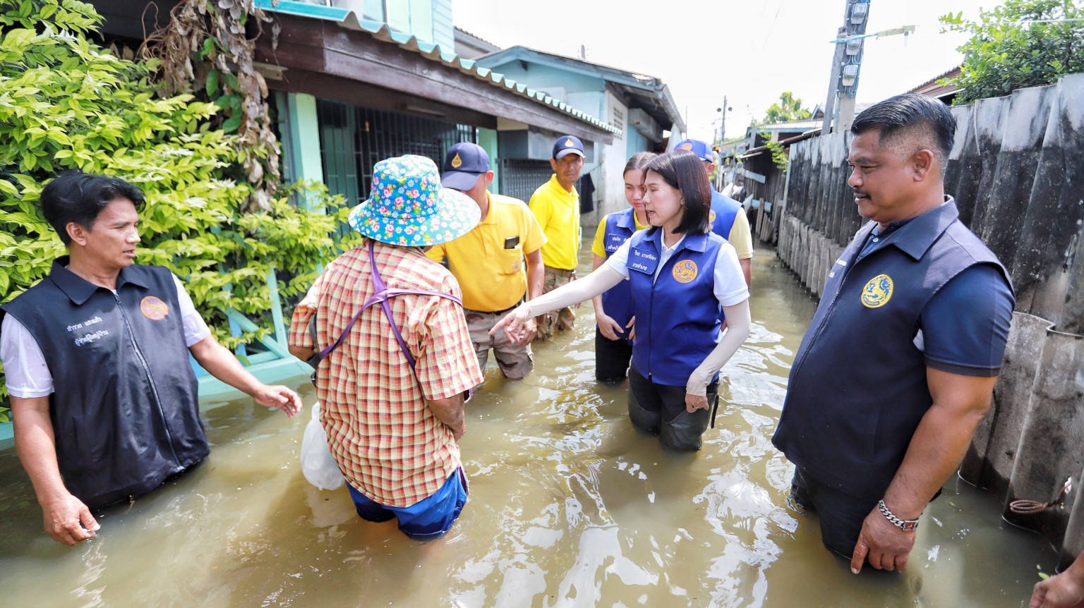 นอภ.เมืองปทุมธานีลุยน้ำเคาะประตูบ้านช่วยน้ำท่วม - สยามรัฐ