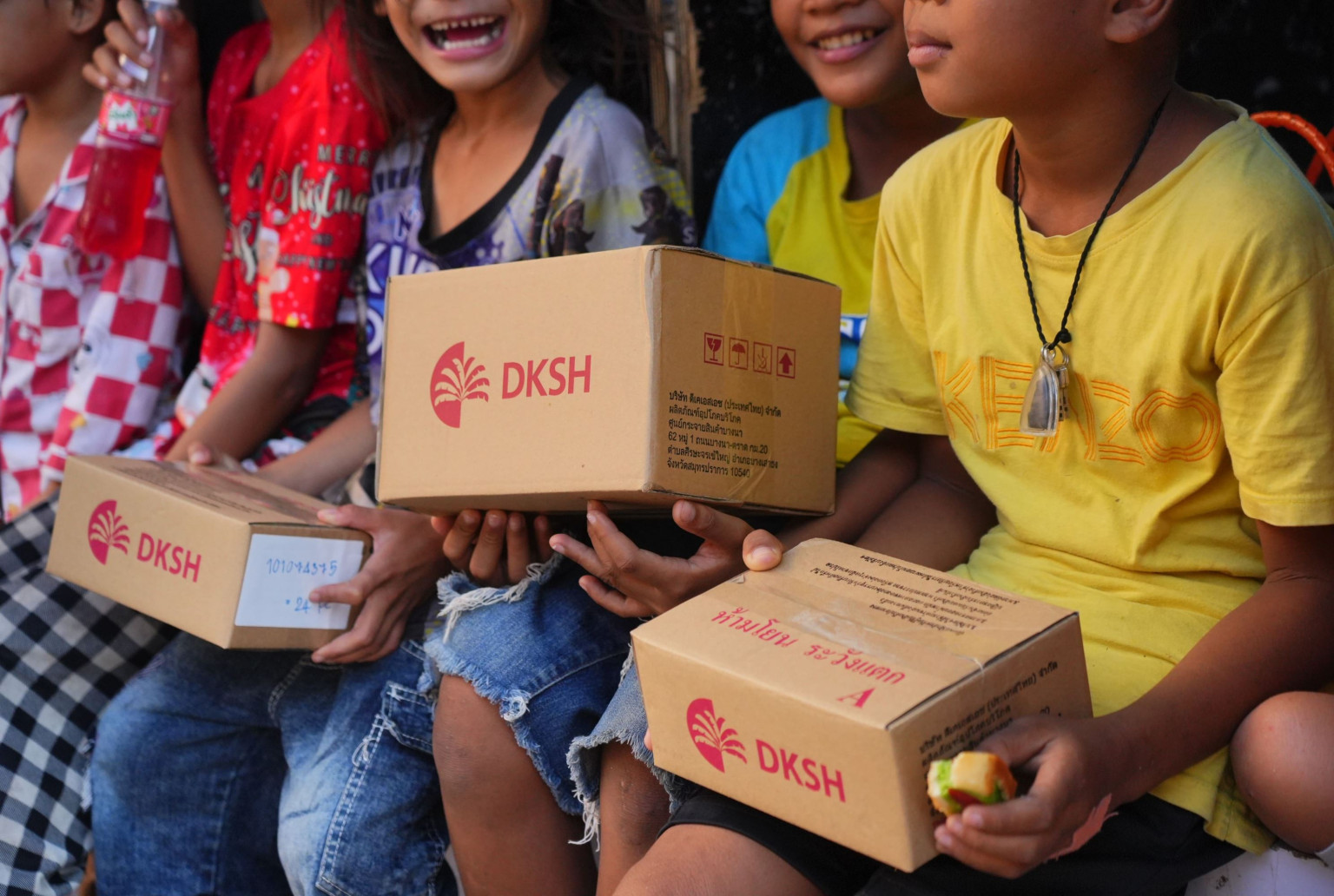 "DKSH" ร่วมกับ "มูลนิธิบ้านเด็ก" ยกระดับคุณภาพชีวิตเด็กและครอบครัวในพื้นที่ชุมชนแออัดและแคมป์ ...